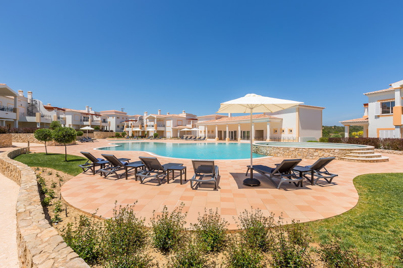 Salema Beach Village - inclusief huurauto**** in Algarve, Portugal ...