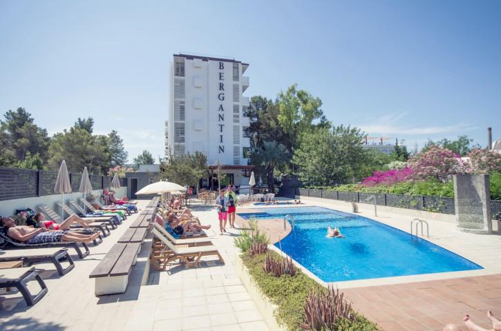 Hotel Azuline Bergantin*** in Ibiza, Spanje | Zonvakantie Sunweb ...